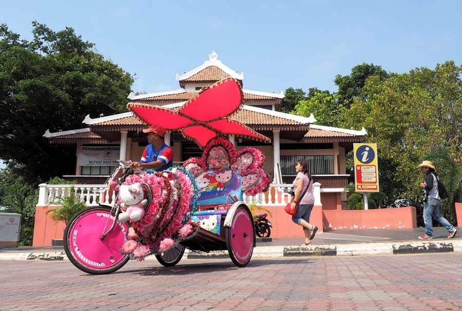 Our Malacca trishaw ride is groovy! | Sand In My Suitcase