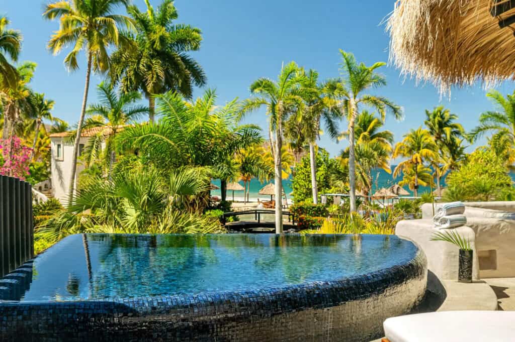 27+ Wow Hotels With Private Pools In-Room!